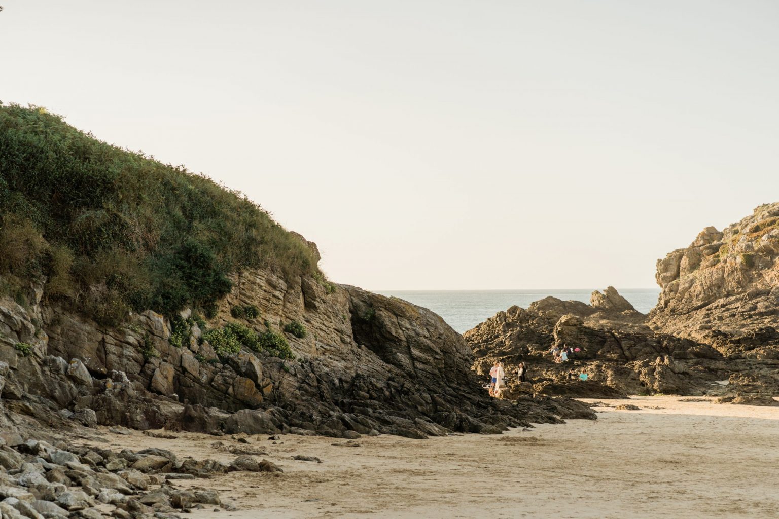 Une séance grossesse les pieds dans l’eau près de St Malo – Méa Photography